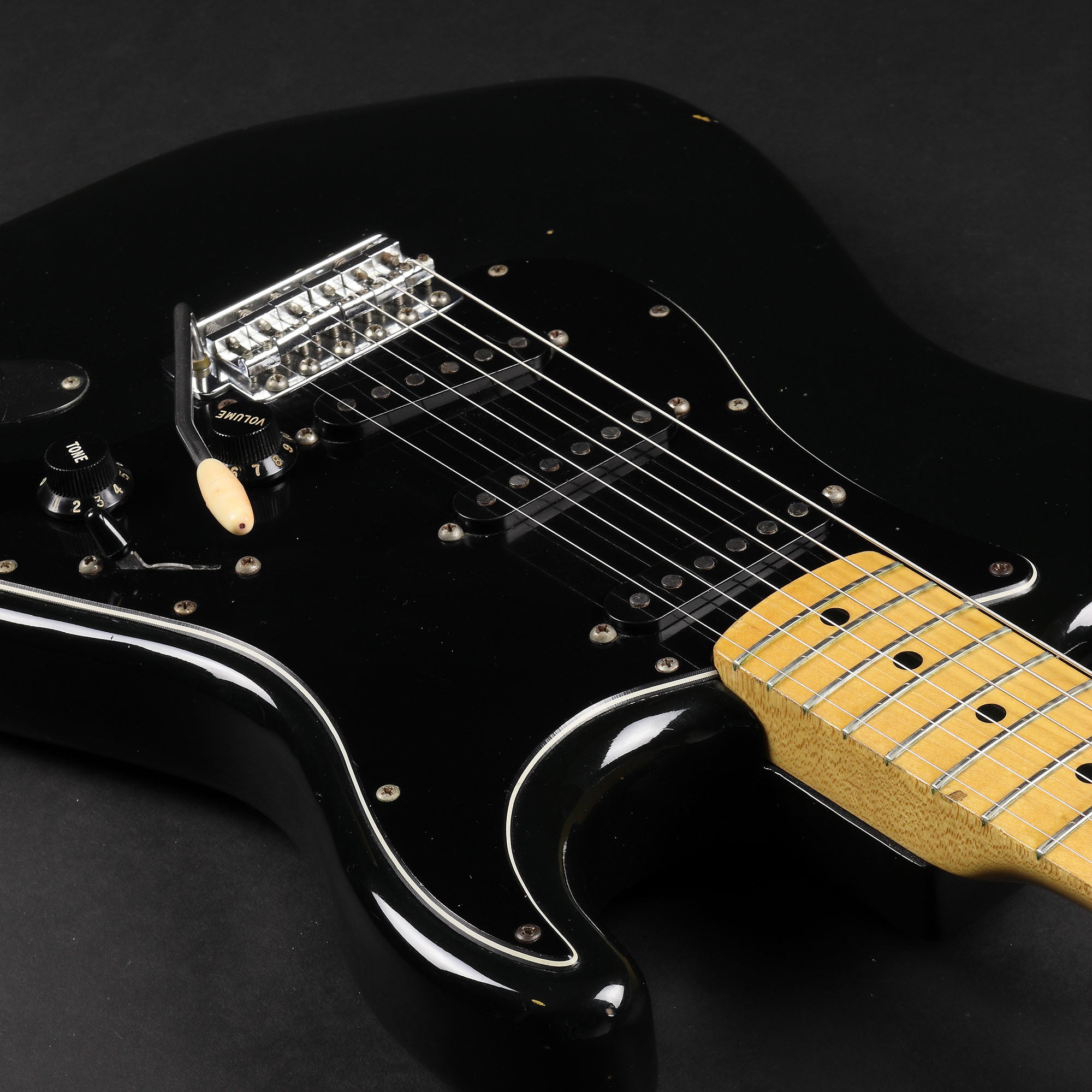 1977 Fender Stratocaster Maple Neck - Black (Pre-owned) – Mak's Guitars
