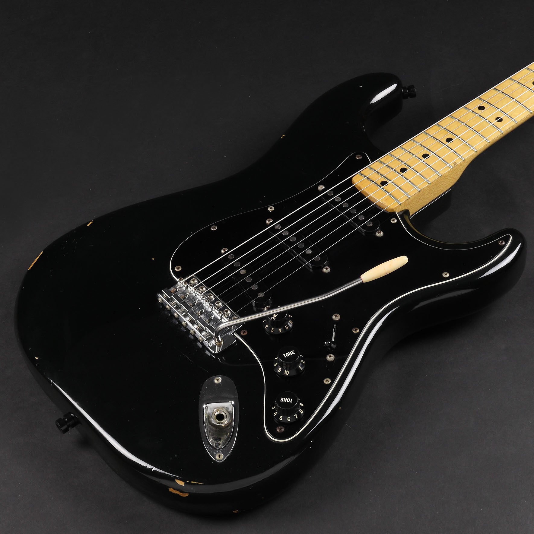 1977 Fender Stratocaster Maple Neck - Black (Pre-owned) – Mak's Guitars